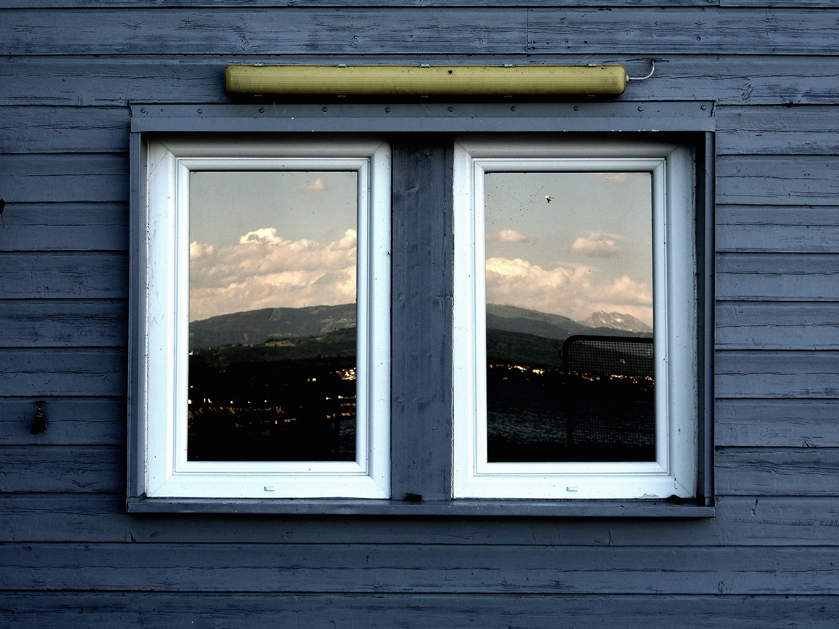 windows-reflection-nyon-theme-reflections - Pixelsafari E-Commerce Blog
